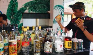 Arak Bali dari Tuak Enau Dijual Bebas, 308 Liter Arak Berbahan Gula Pasir Dimusnahkan – Star-News ID